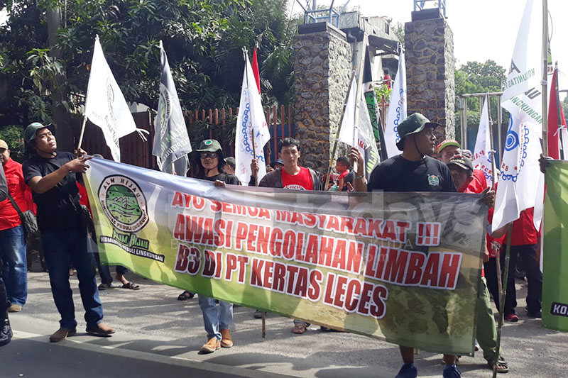 Tadatodays.com | Sisa Limbah B3 PT Kertas Leces Dibuang Sembarangan, Didemo Tadatodays.com | Sisa Limbah B3 PT Kertas Leces Dibuang Sembarangan, Didemo
