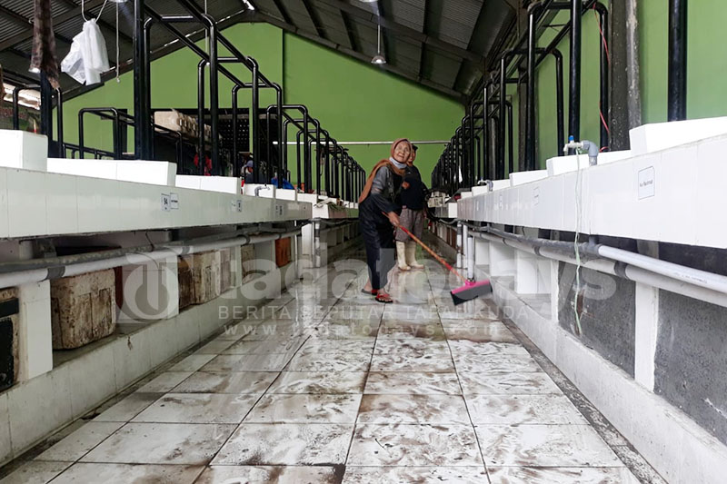 Tadatodays.com | Lantai Bangunan Baru Pasar Baru Becek, Pembeli dan ...